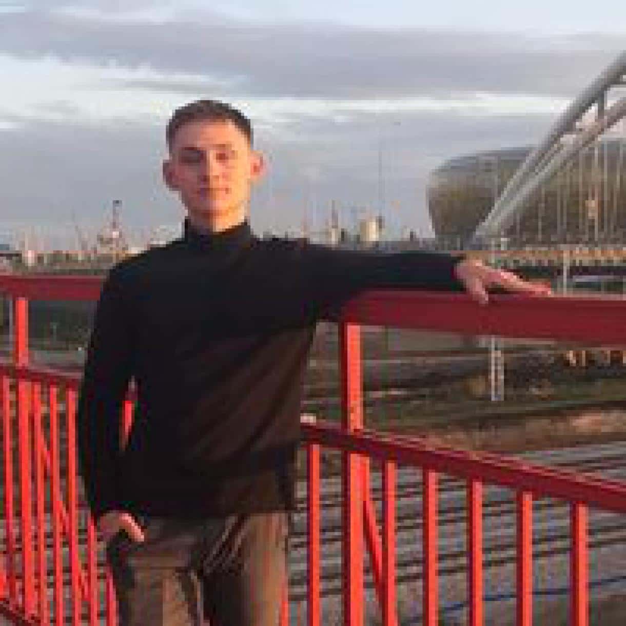 Men Seeking Men in London, ENG M4M Free Personal Ads | Meet Gay Men at ...